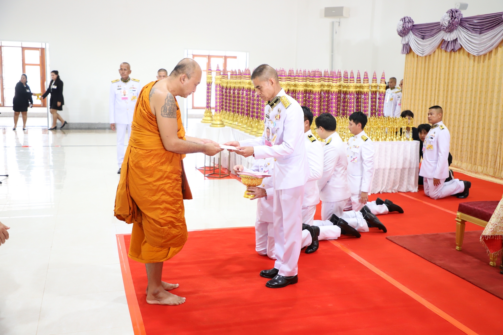 พระเจ้าวรวงศ์เธอ พระองค์เจ้าอทิตยาทรกิติคุณ ทรงพระกรุณาประทาน รางวัลไตร ...